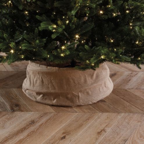 Outdoor LED Snowy Tree Christmas D cor 4 ft